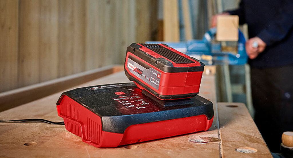 Battery and charger in a practical set | Einhell.co.uk